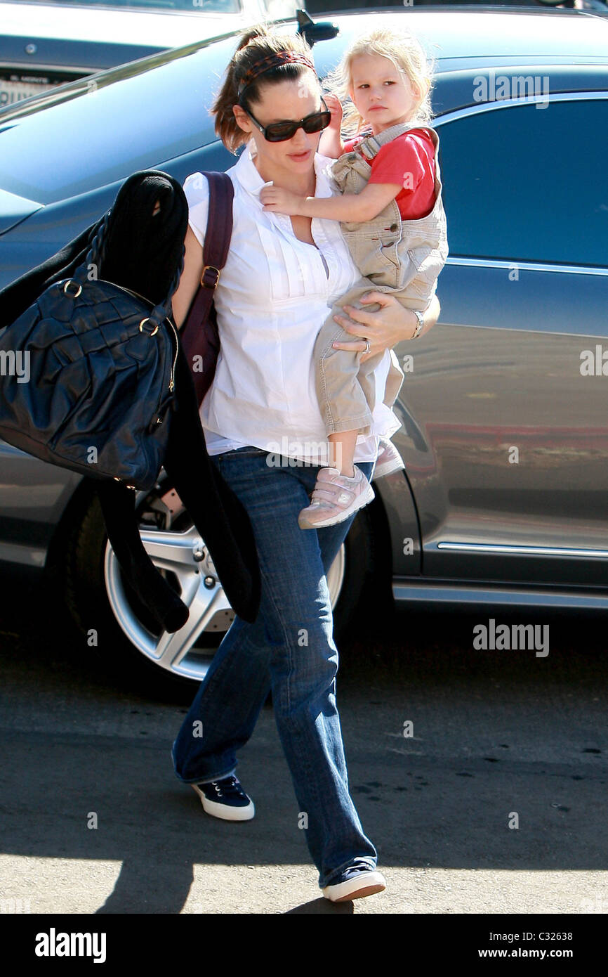 Jennifer Garner and her daughter Violet Affleck arriving at the ...
