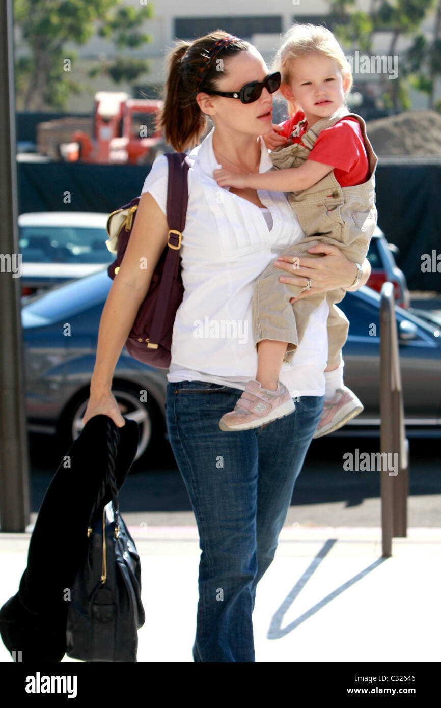 Jennifer Garner and her daughter Violet Affleck arriving at the ...
