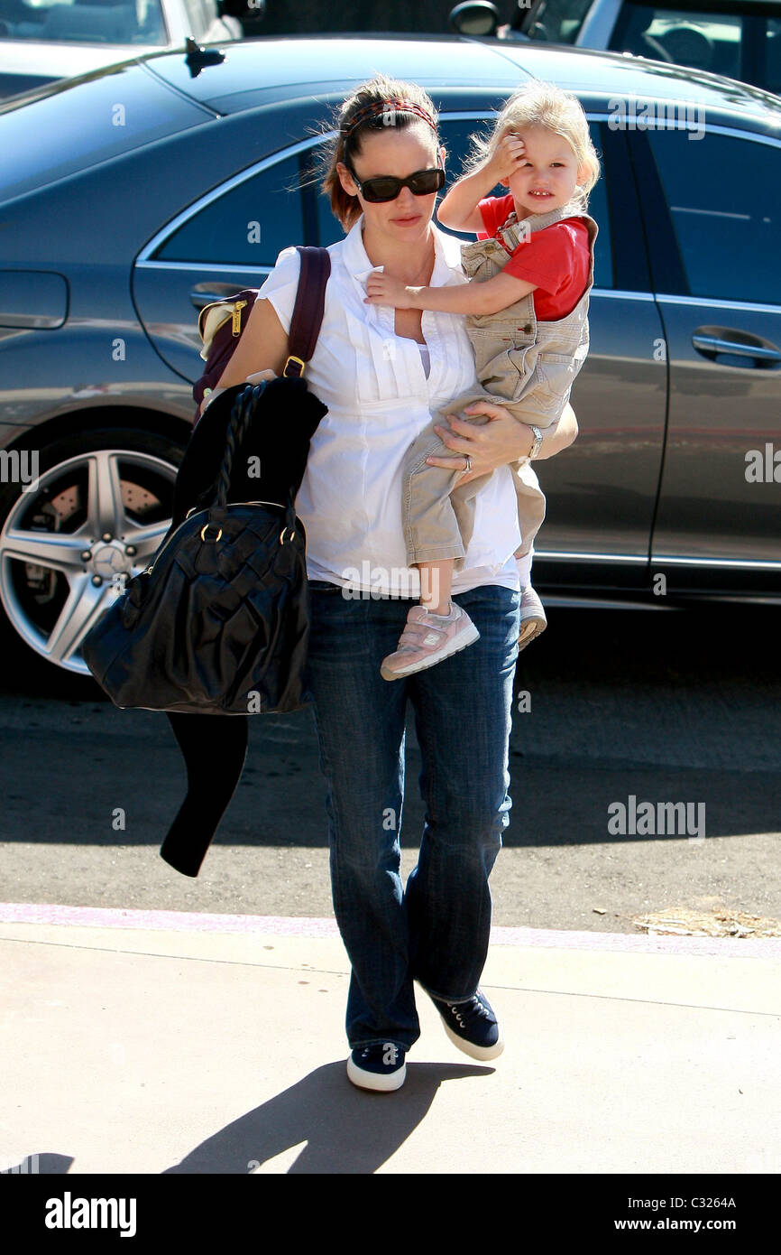 Jennifer Garner and her daughter Violet Affleck arriving at the ...