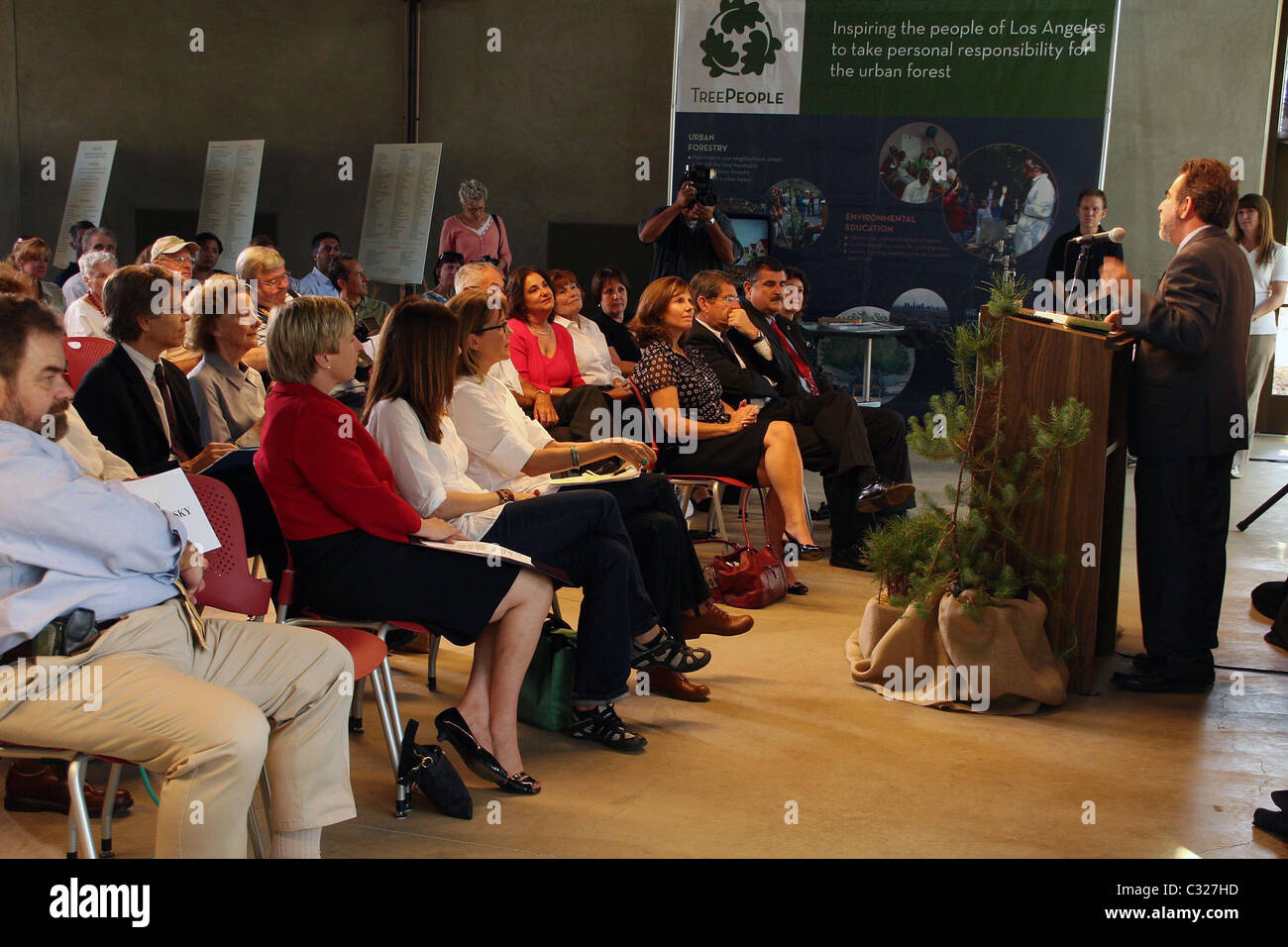 Atmosphere Launching of the TreePeople Enviro Center at Coldwater ...