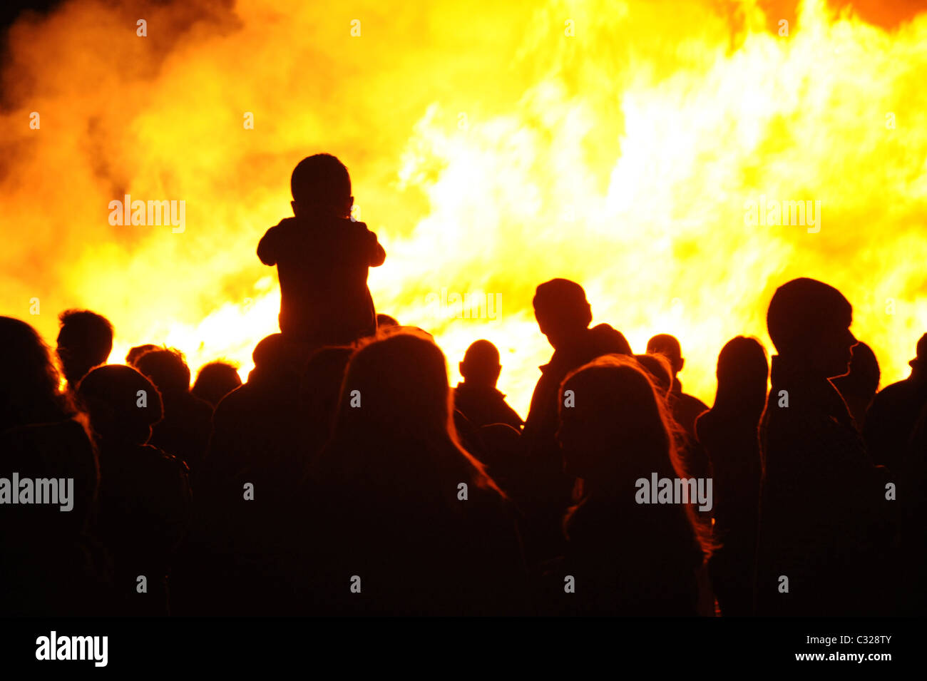 Silhouette people fire hi-res stock photography and images - Alamy