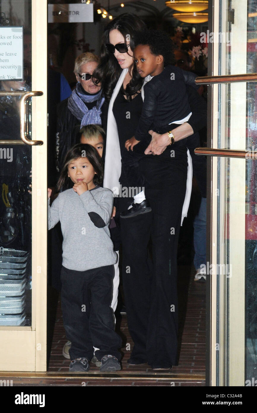Pax Jolie-Pitt, Maddox Jolie-Pitt, Angelina Jolie and Zahara Jolie-Pitt ...