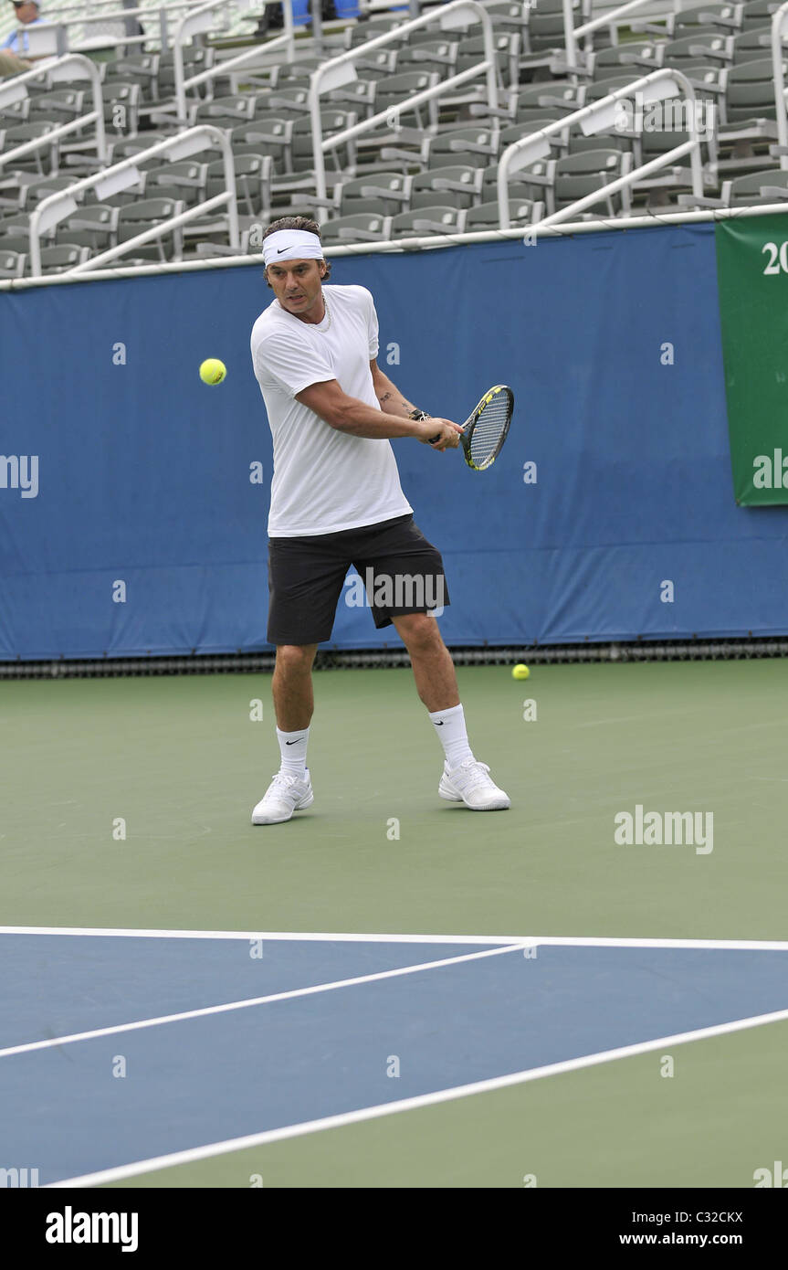 Gavin Rossdale warms up before the start of the Chris Evert-Raymond ...