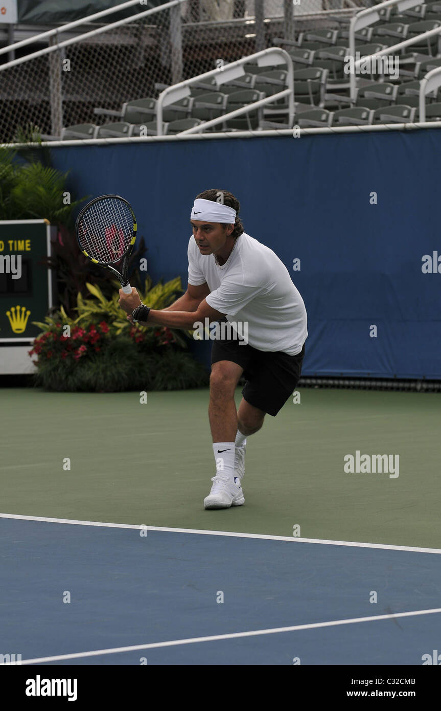 Gavin Rossdale warms up before the start of the Chris Evert-Raymond ...
