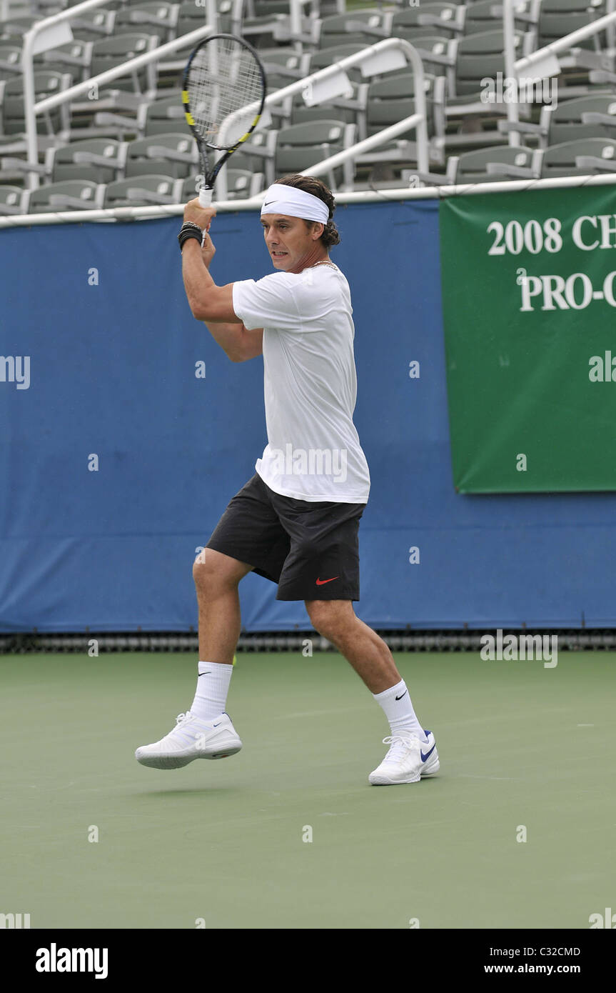 Gavin Rossdale warms up before the start of the Chris Evert-Raymond ...