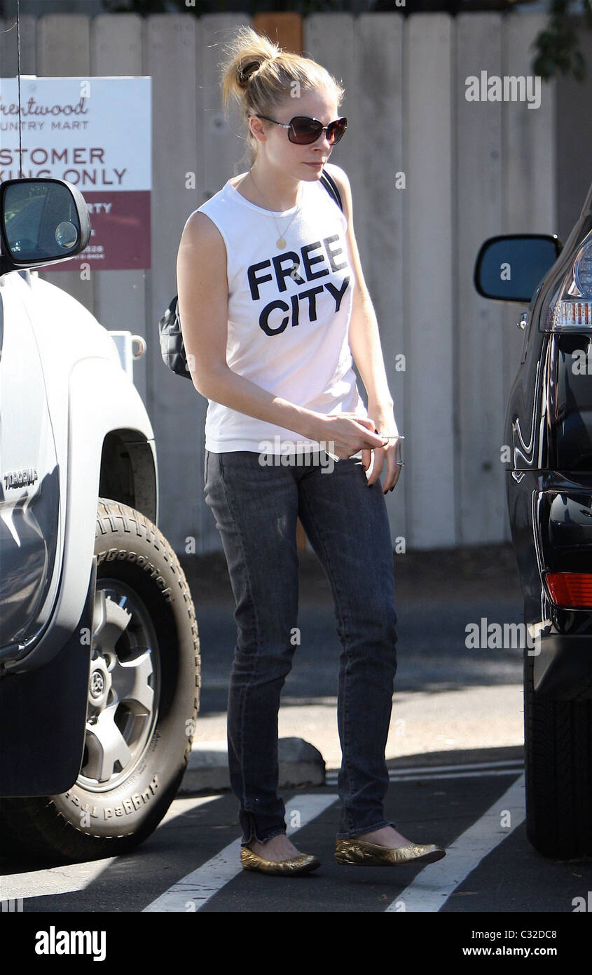 LeAnn Rimes and her husband outside the Brentwood Country Market Los ...