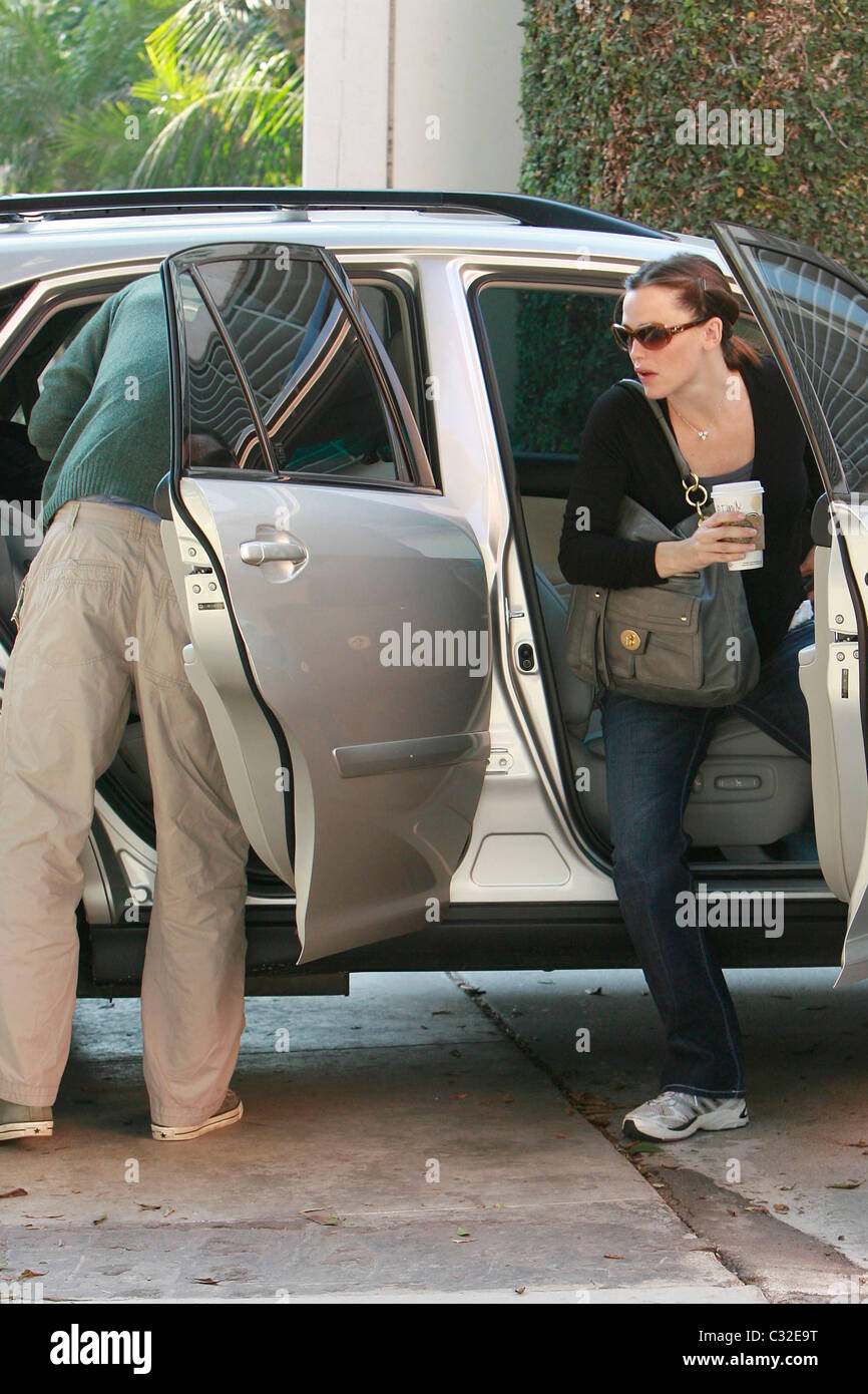 Jennifer Garner outside her daughter's school in Santa Monica Los ...