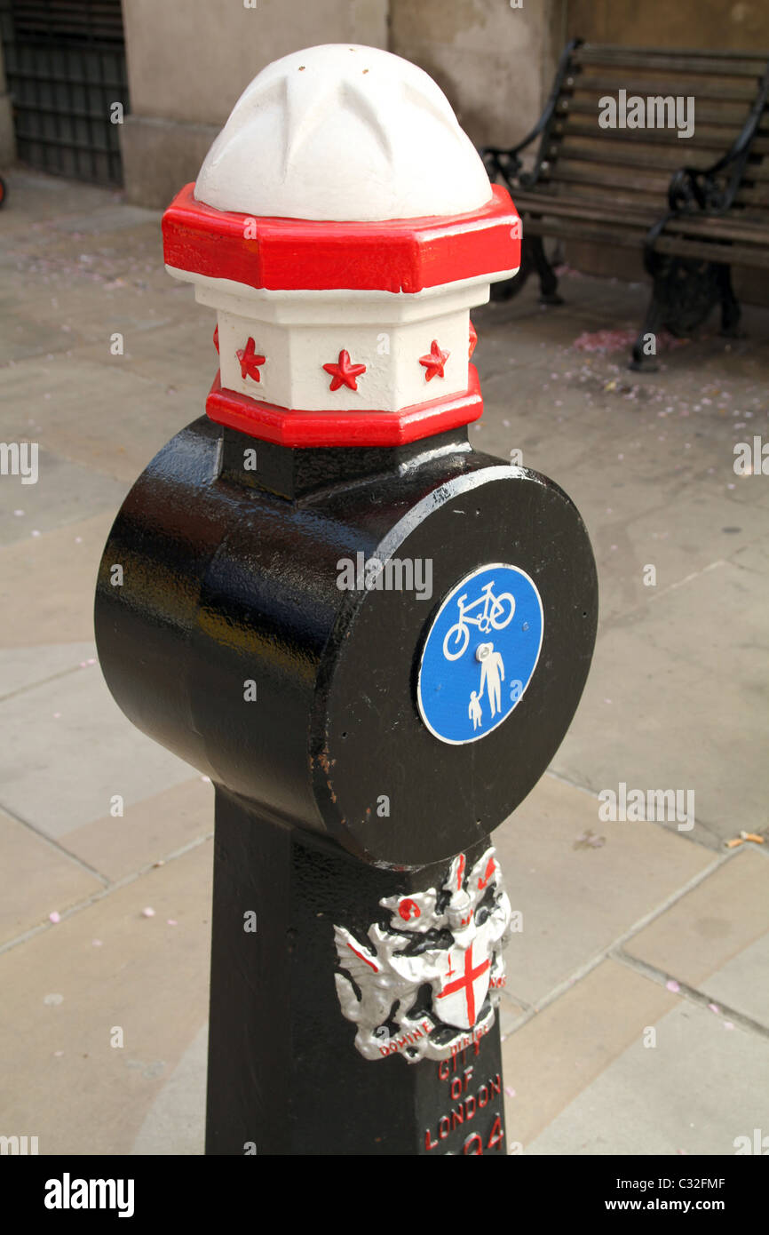BOLLARDS MARKING THE ENTRANCE TO THE CITY OF LONDON AT SMITHFIELDS. UK ...
