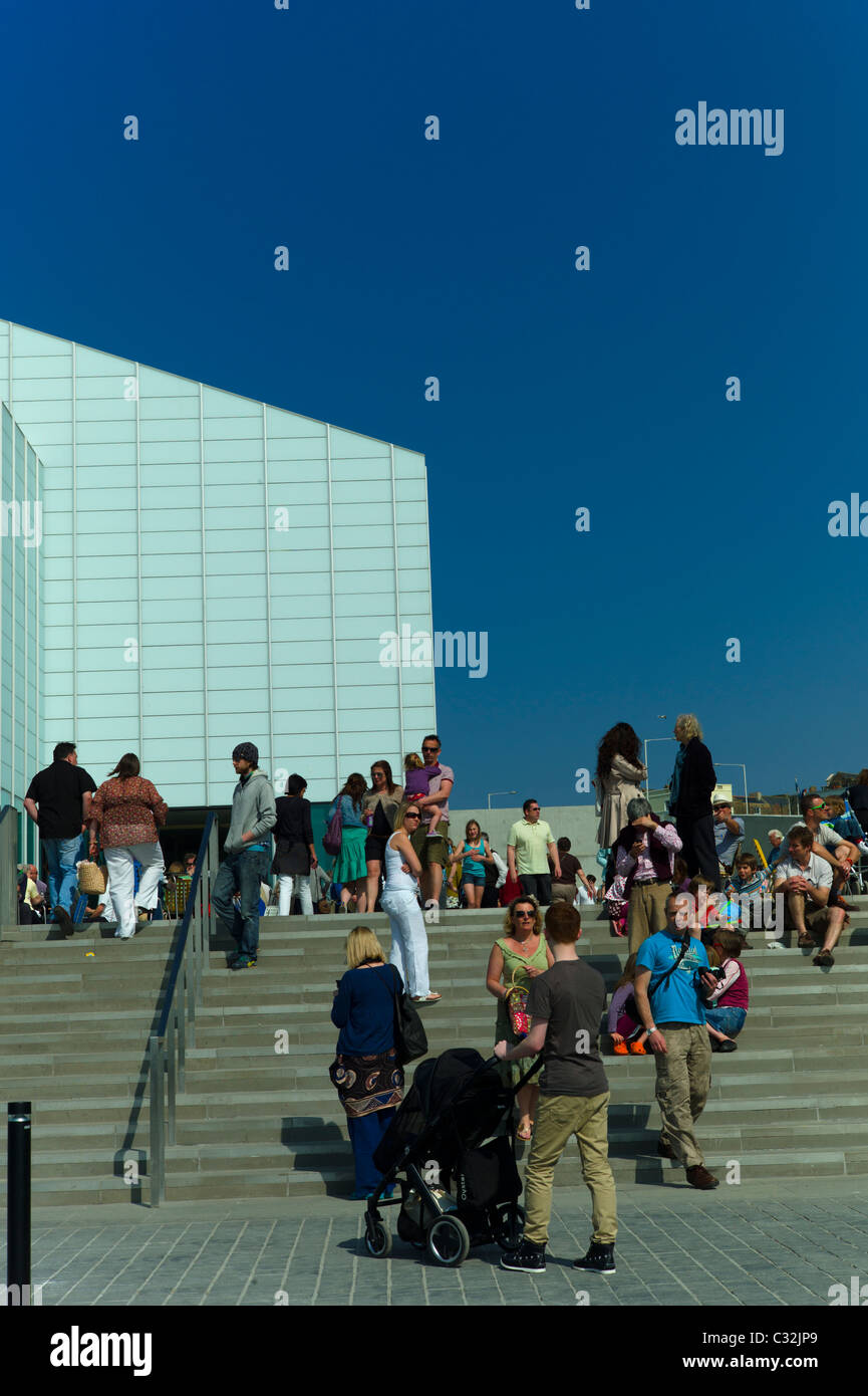 People visiting new building hi-res stock photography and images - Alamy