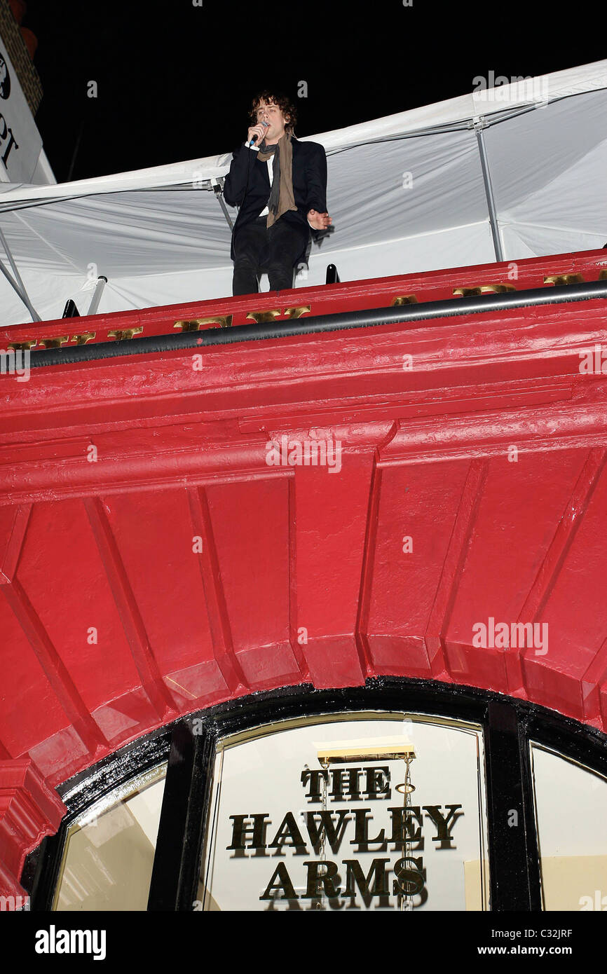 Johnny Borrell of Razorlight performs a secret pre-tour gig on the ...