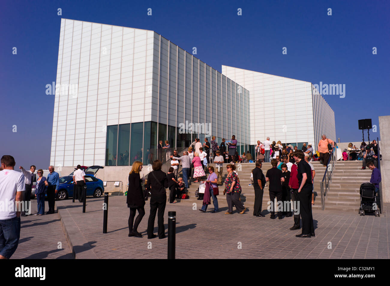 People visiting new building hi-res stock photography and images - Alamy