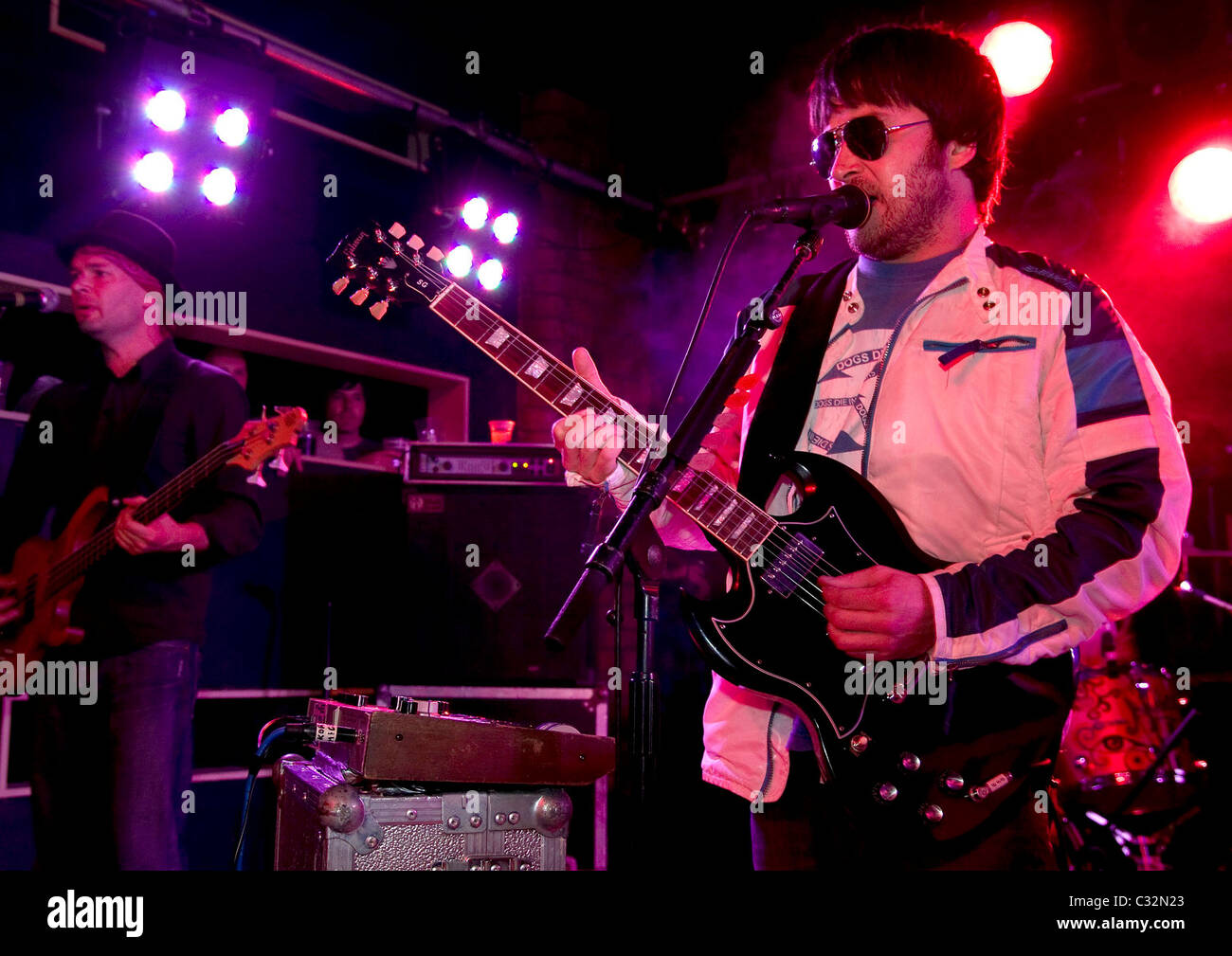 Gordon Anderson The Aliens performing at Liverpool Carling Academy ...