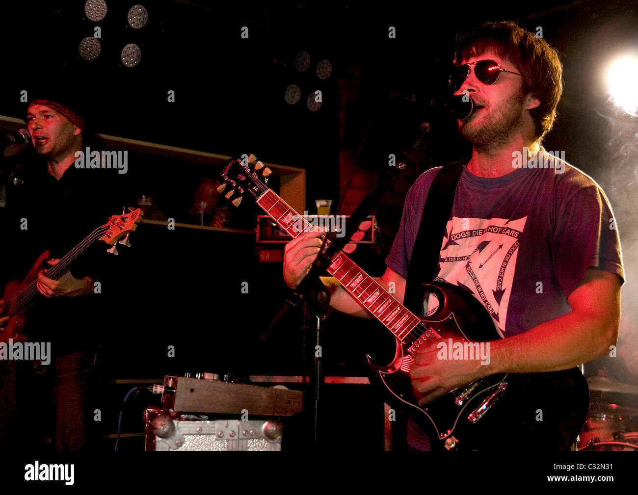 Gordon Anderson The Aliens performing at Liverpool Carling Academy ...