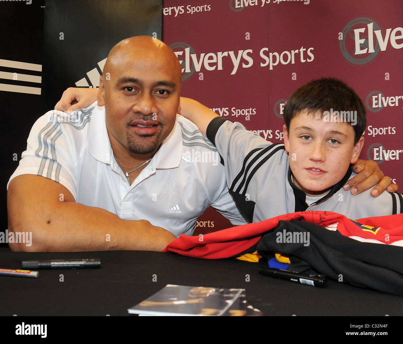 Rugby legend Jonah Lomu meets fans and signs autographs at Elverys ...