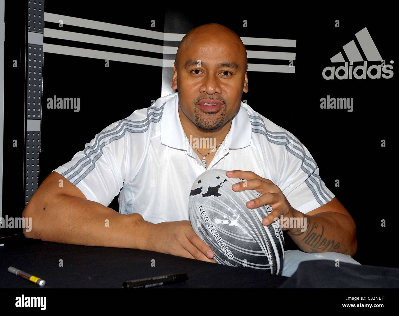 Rugby legend Jonah Lomu meets fans and signs autographs at Elverys ...
