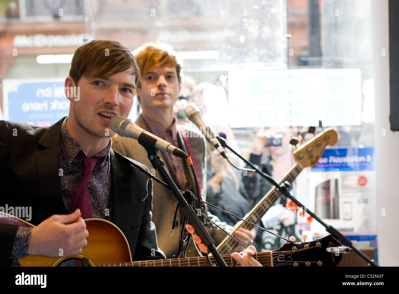 Dan Gillespie Sells and Richard Jones of The Feeling performing live at ...
