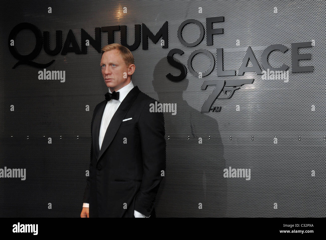 Daniel Craig wax figure of Daniel Craig as James Bond unveiled at ...