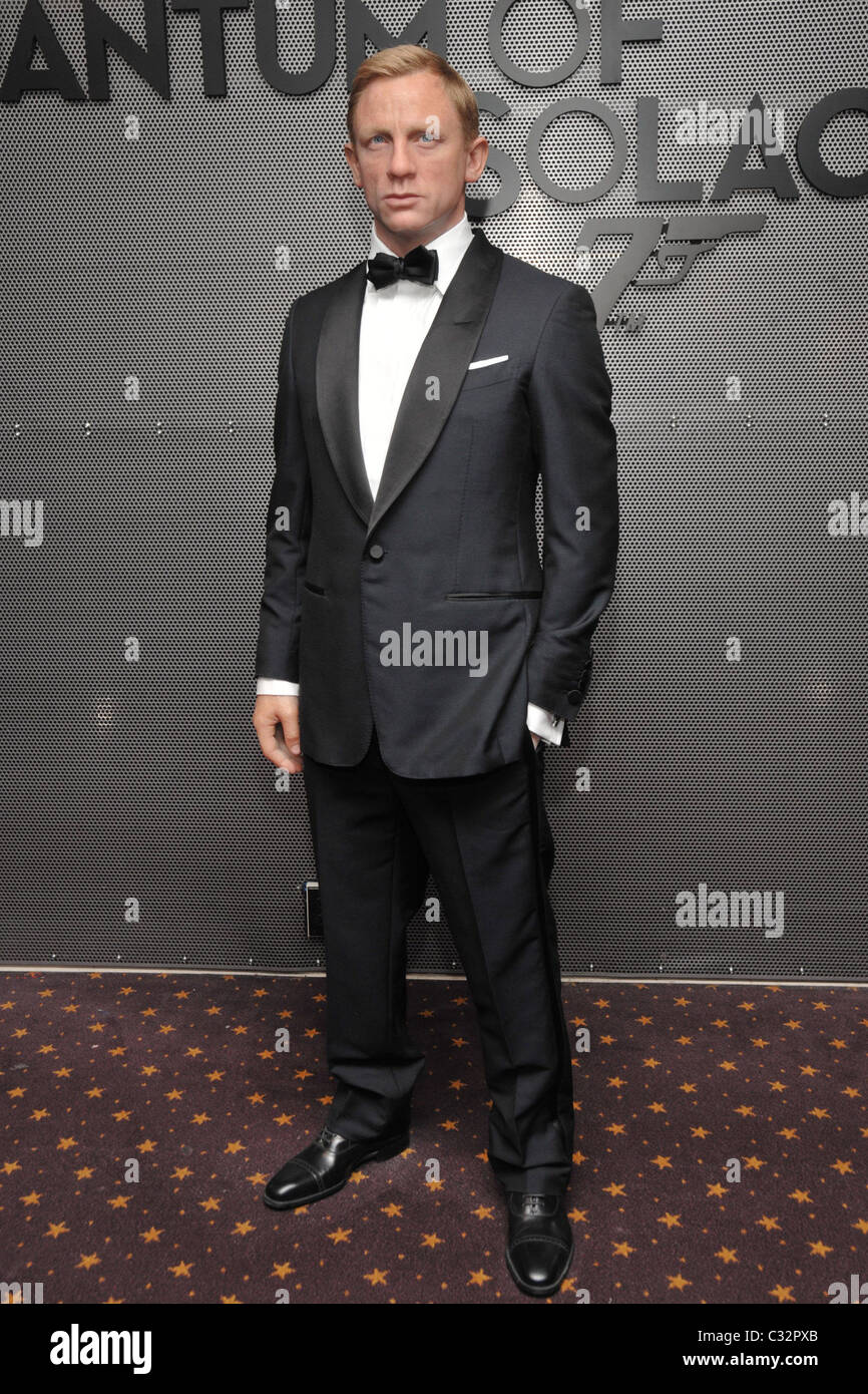 Daniel Craig wax figure of Daniel Craig as James Bond unveiled at ...