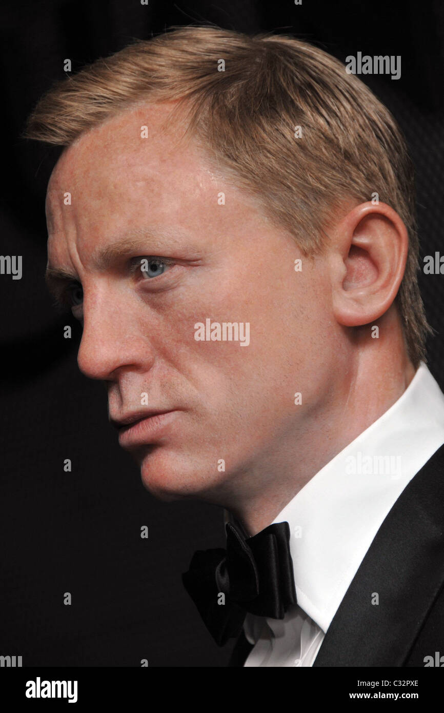 Daniel Craig wax figure of Daniel Craig as James Bond unveiled at ...
