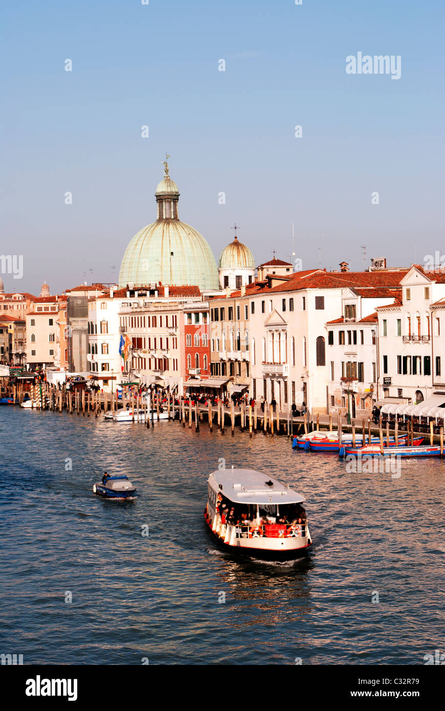 Venice canals and bridges, boats and historic buildings Stock Photo - Alamy