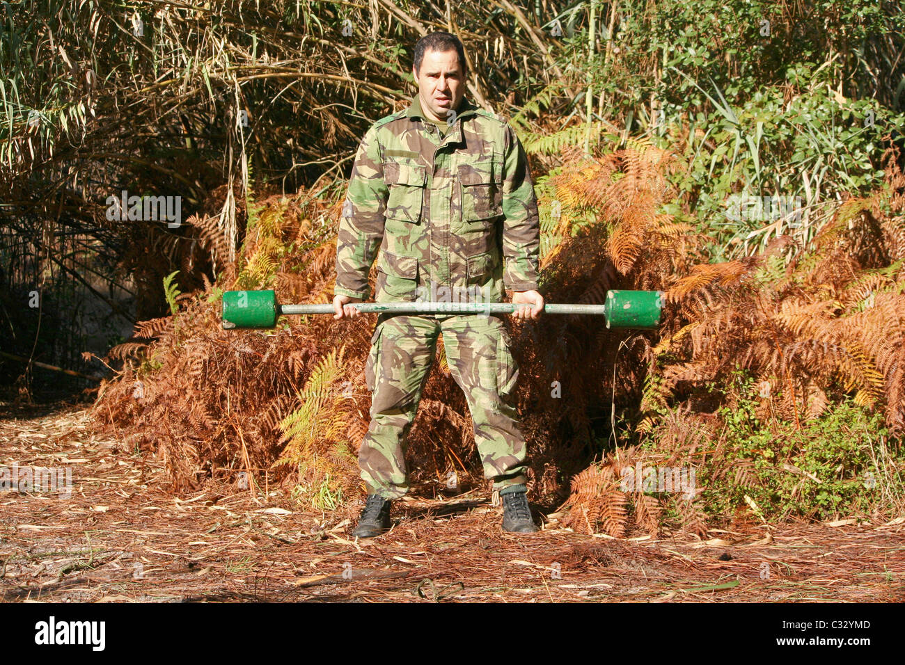 Military physical training weights hi-res stock photography and images ...