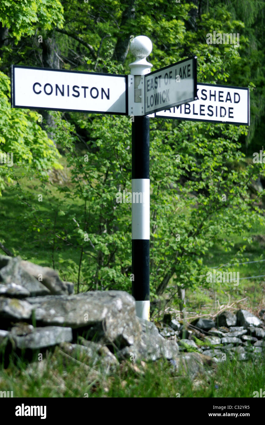 Road signs in the united kingdom hi-res stock photography and images ...