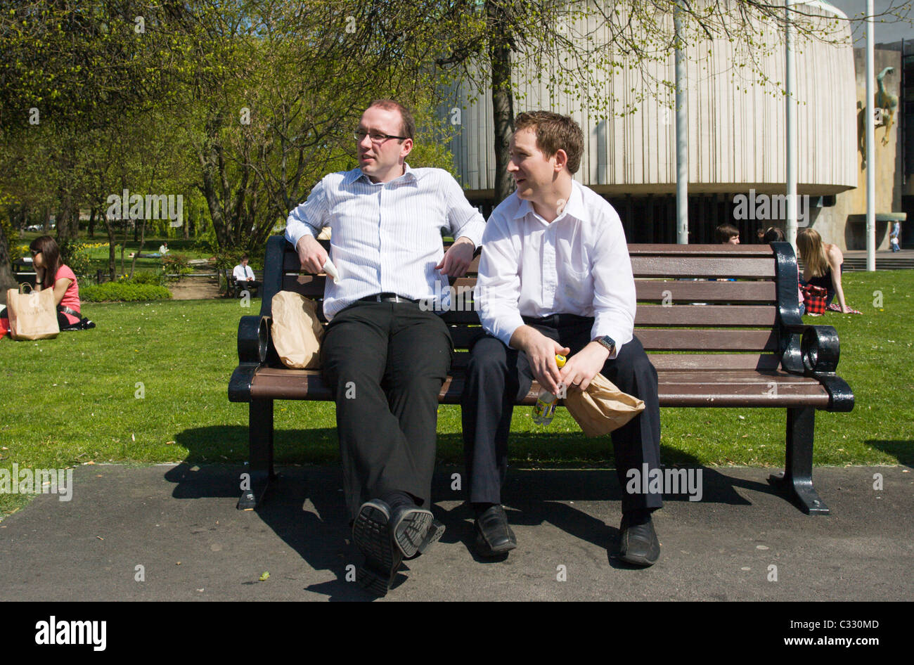 Man eating a sandwich bench hi-res stock photography and images - Alamy