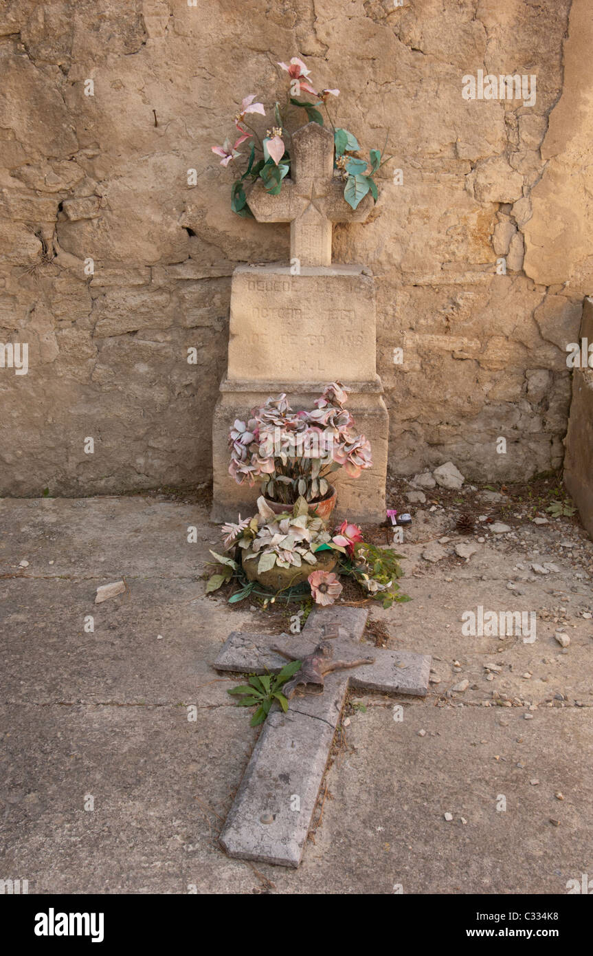 Old broken crucifix at grave hi-res stock photography and images - Alamy