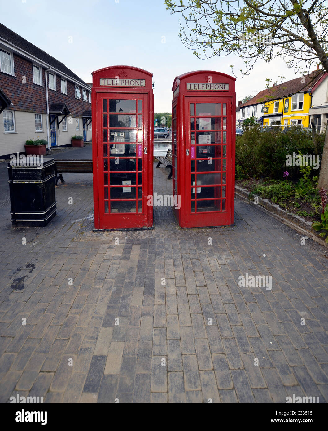 Red telephone boxes hi-res stock photography and images - Alamy