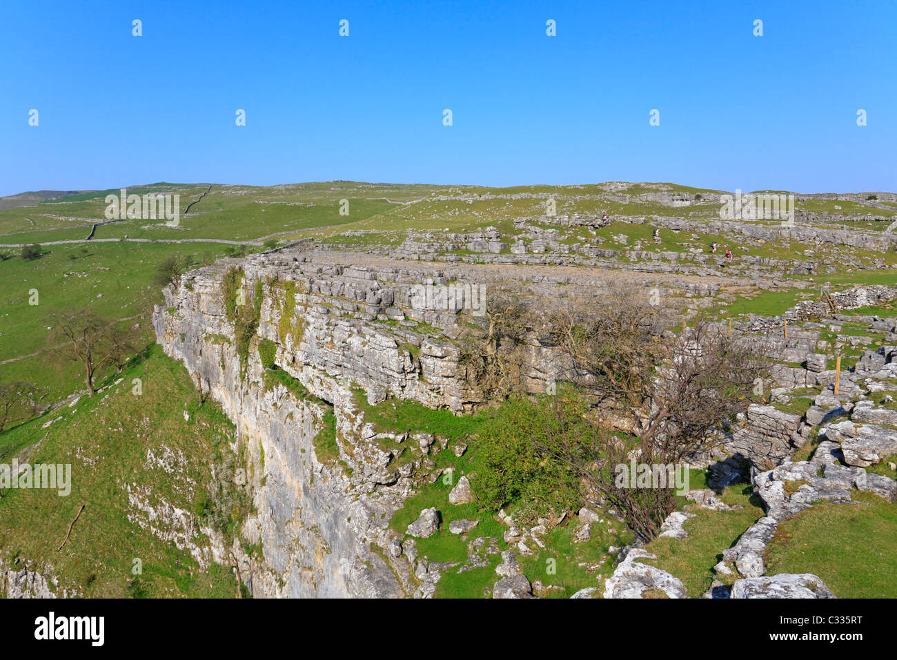 Malham cove pennine way hi-res stock photography and images - Alamy