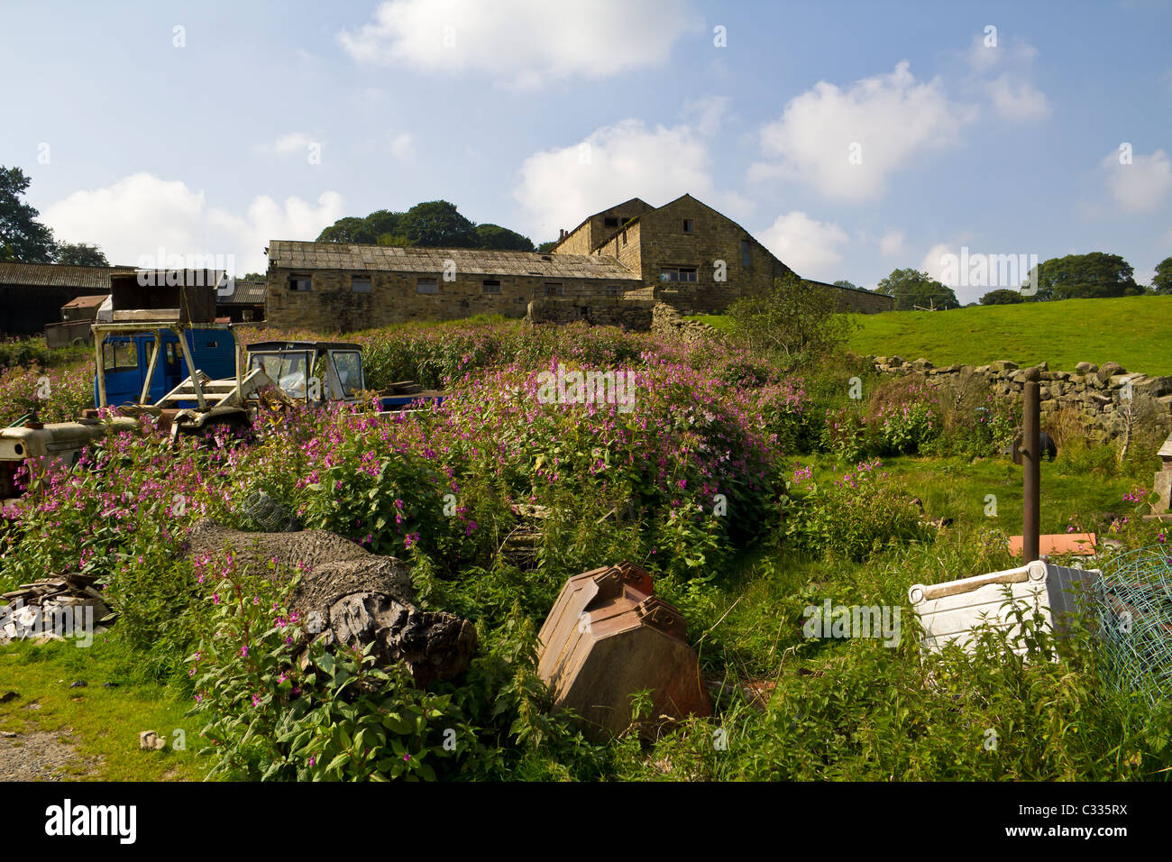 Untidy farm buildings hi-res stock photography and images - Alamy