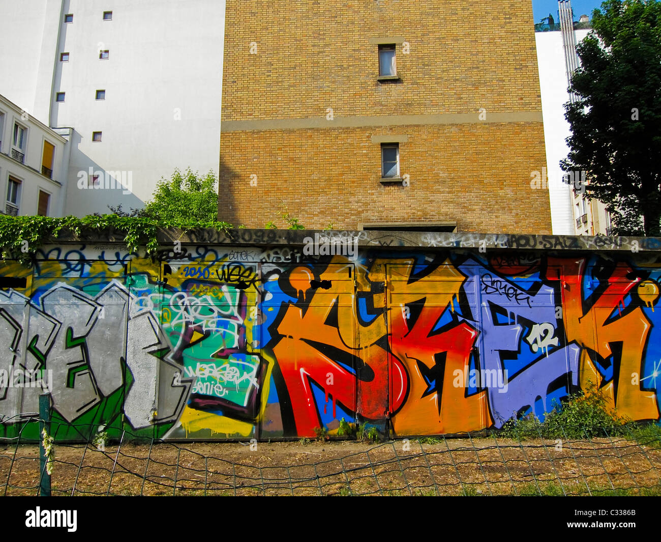 Graffiti street life in paris hi-res stock photography and images - Alamy