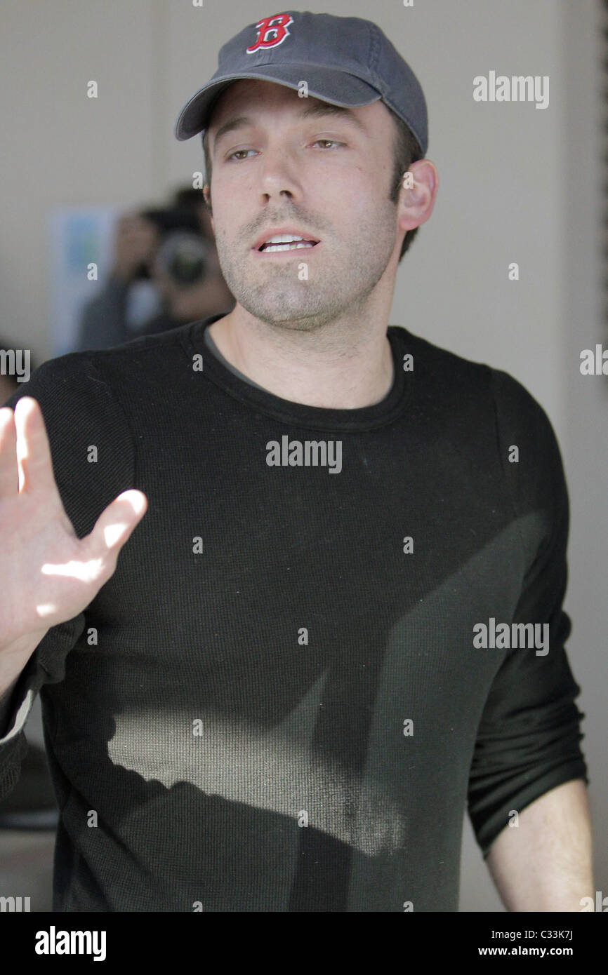 Ben Affleck wearing a Boston Red Sox cap, picks up his daughter from ...