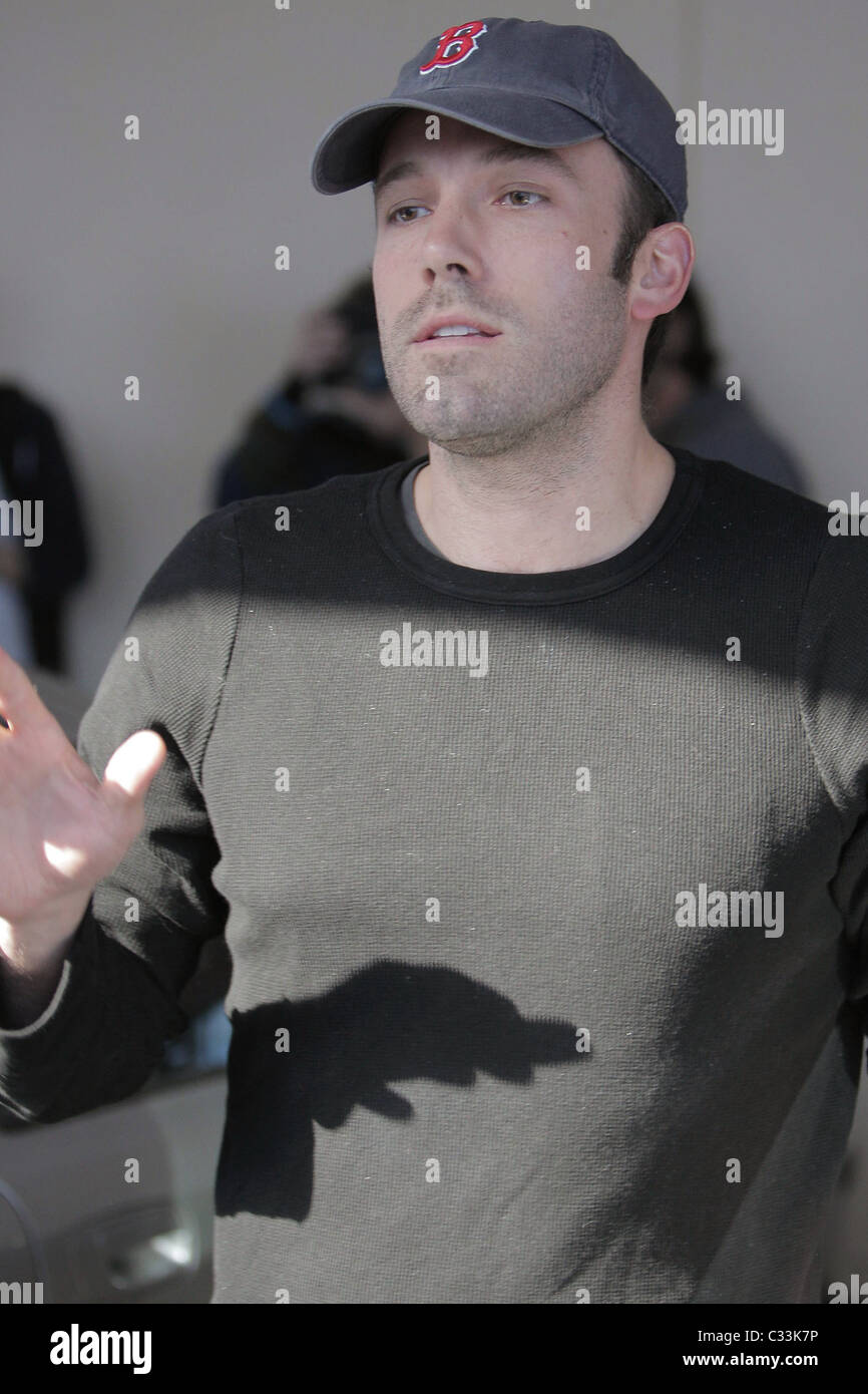 Ben Affleck wearing a Boston Red Sox cap, picks up his daughter from ...