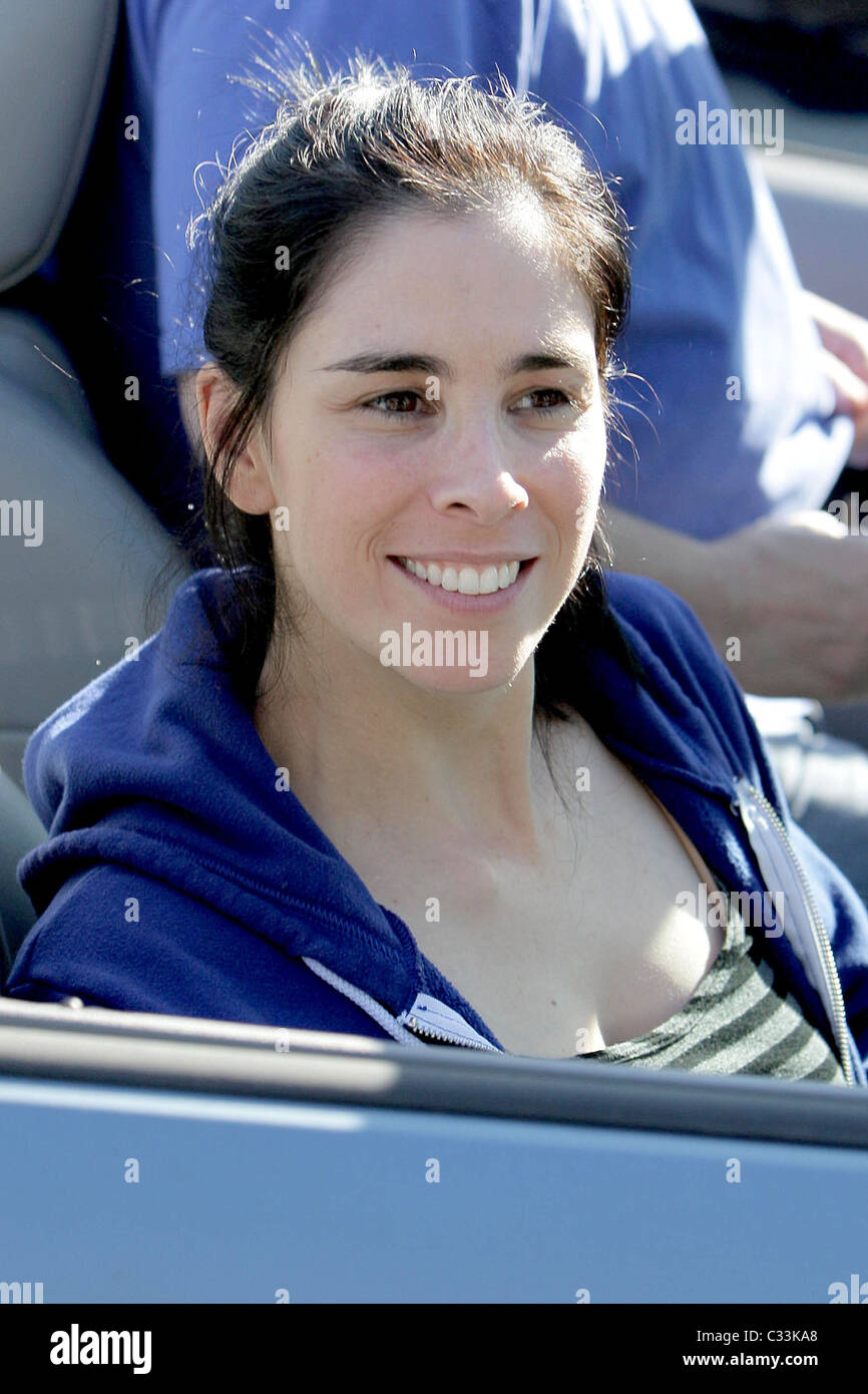 Sarah Silverman jokes around with paparazzi after having lunch with a ...
