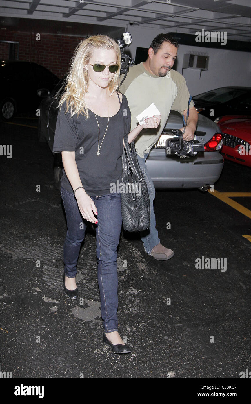 Four Christmases' star Reese Witherspoon, wearing no makeup, is met by ...