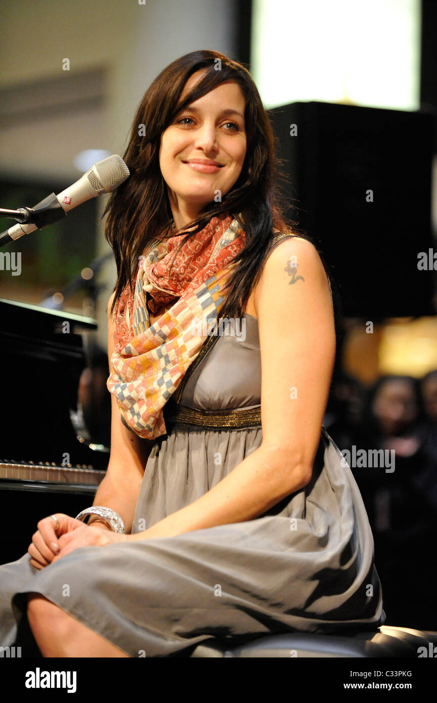 Canadian singer chantal kreviazuk performing hi-res stock photography and images - Alamy