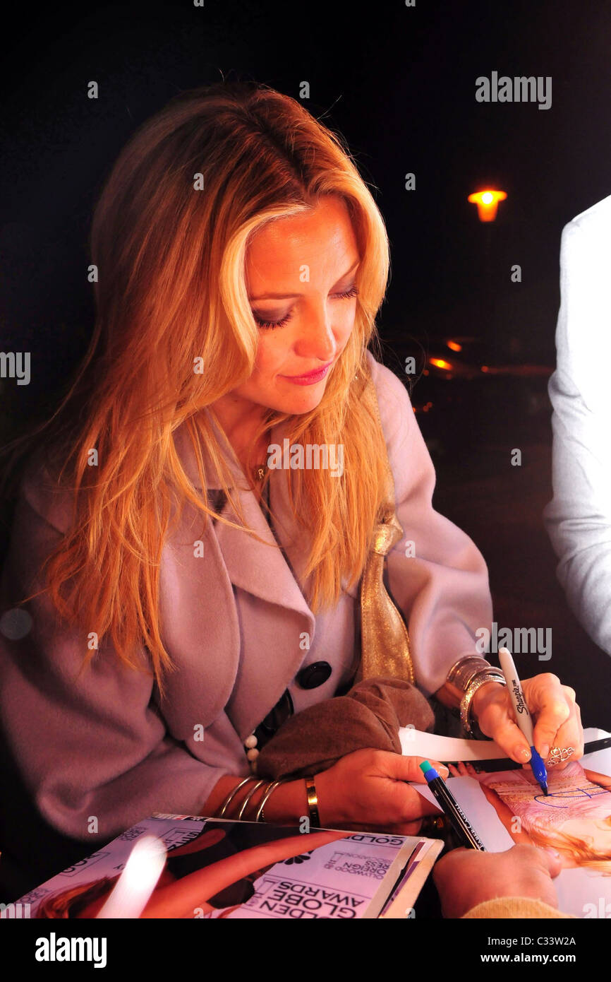 Kate Hudson signs autographs for waiting fans at Schonefeld Airport ...