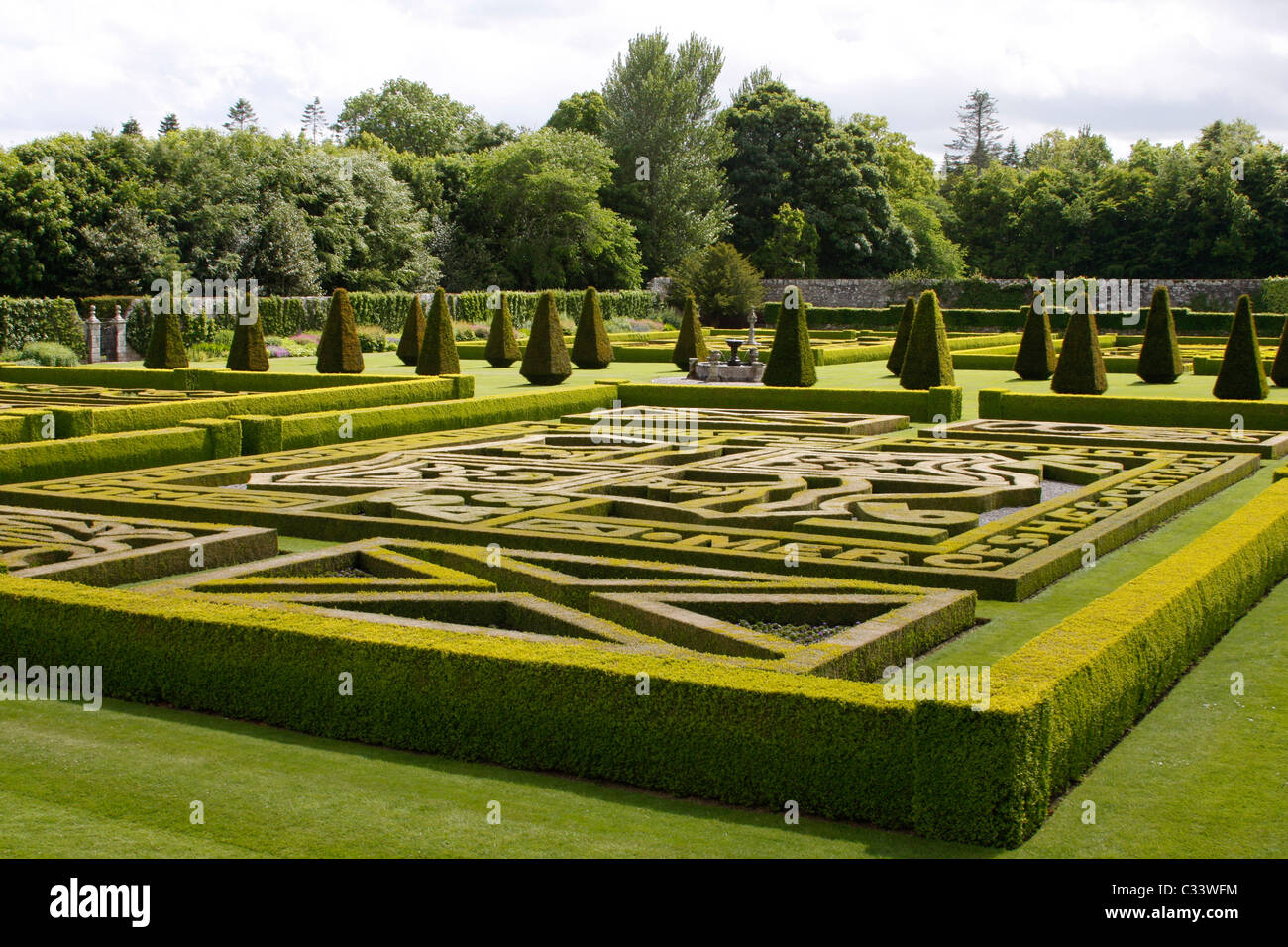 Immaculate gardens hi-res stock photography and images - Alamy