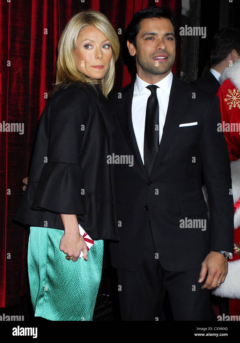Kelly Ripa and Mark Consuelos help unveil Cartier holiday bow and ...