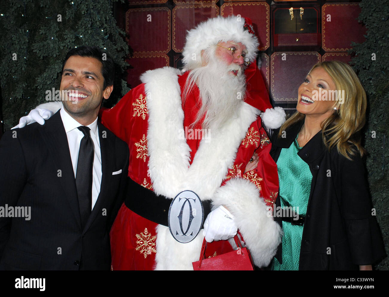 Kelly Ripa and Mark Consuelos help unveil Cartier holiday bow and ...