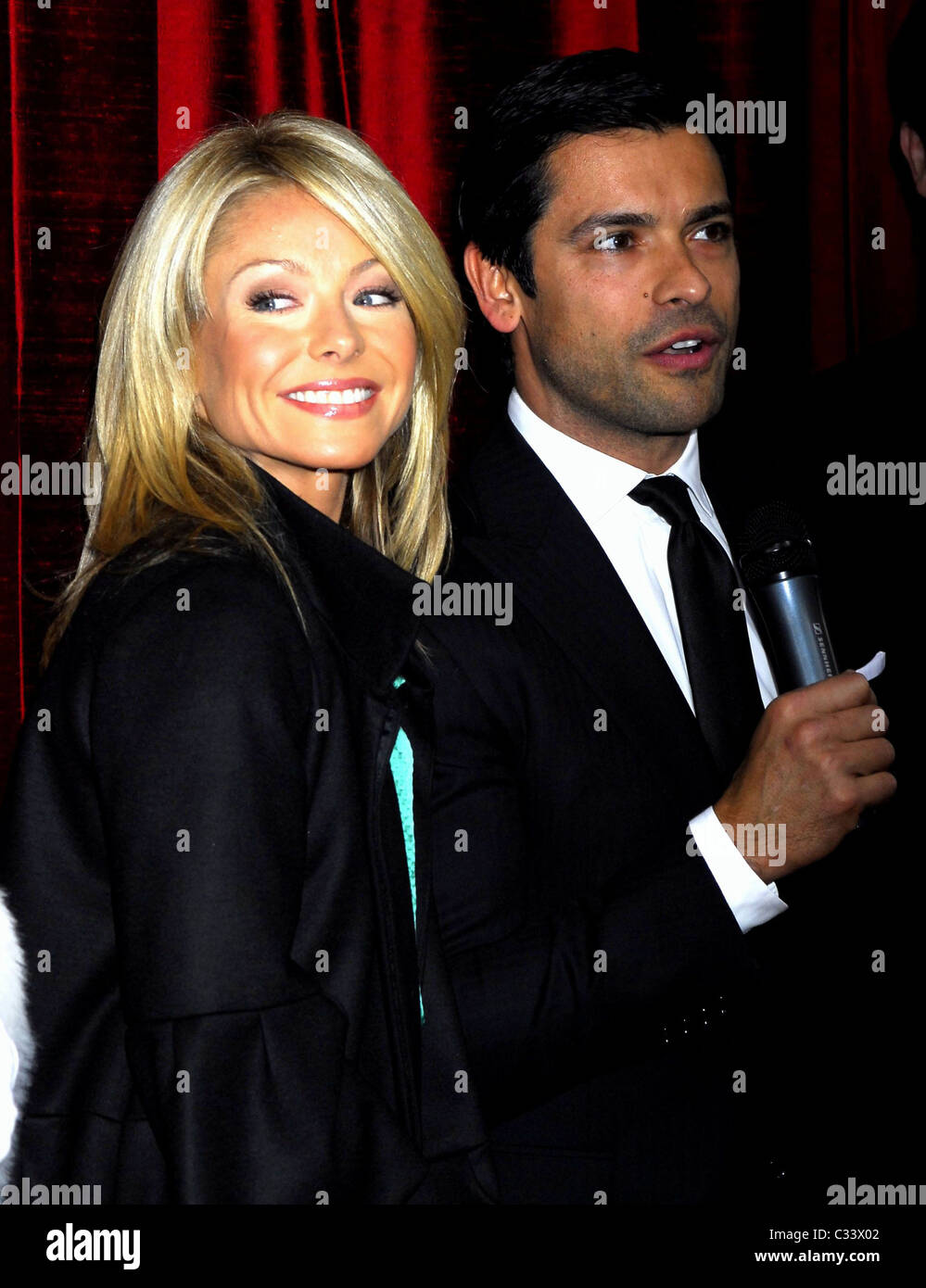 Kelly Ripa and Mark Consuelos help unveil Cartier holiday bow and ...