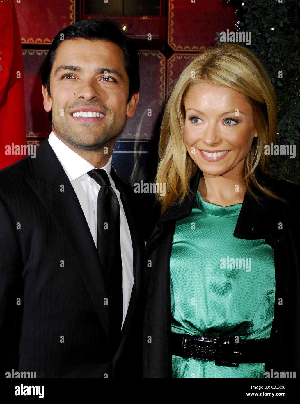 Kelly Ripa and Mark Consuelos help unveil Cartier holiday bow and ...