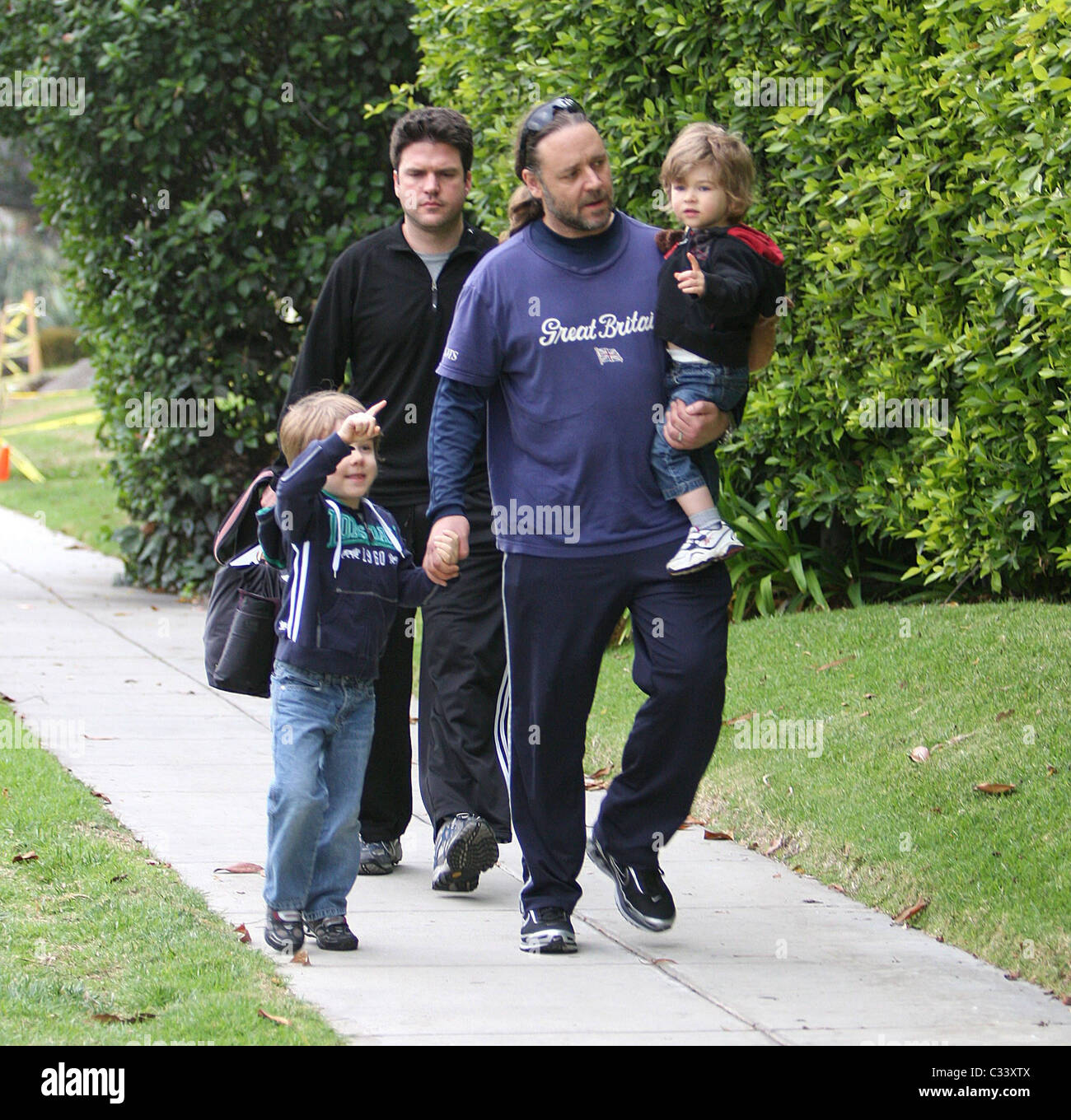 Russell crowe 251108 paparazzi hi-res stock photography and images - Alamy