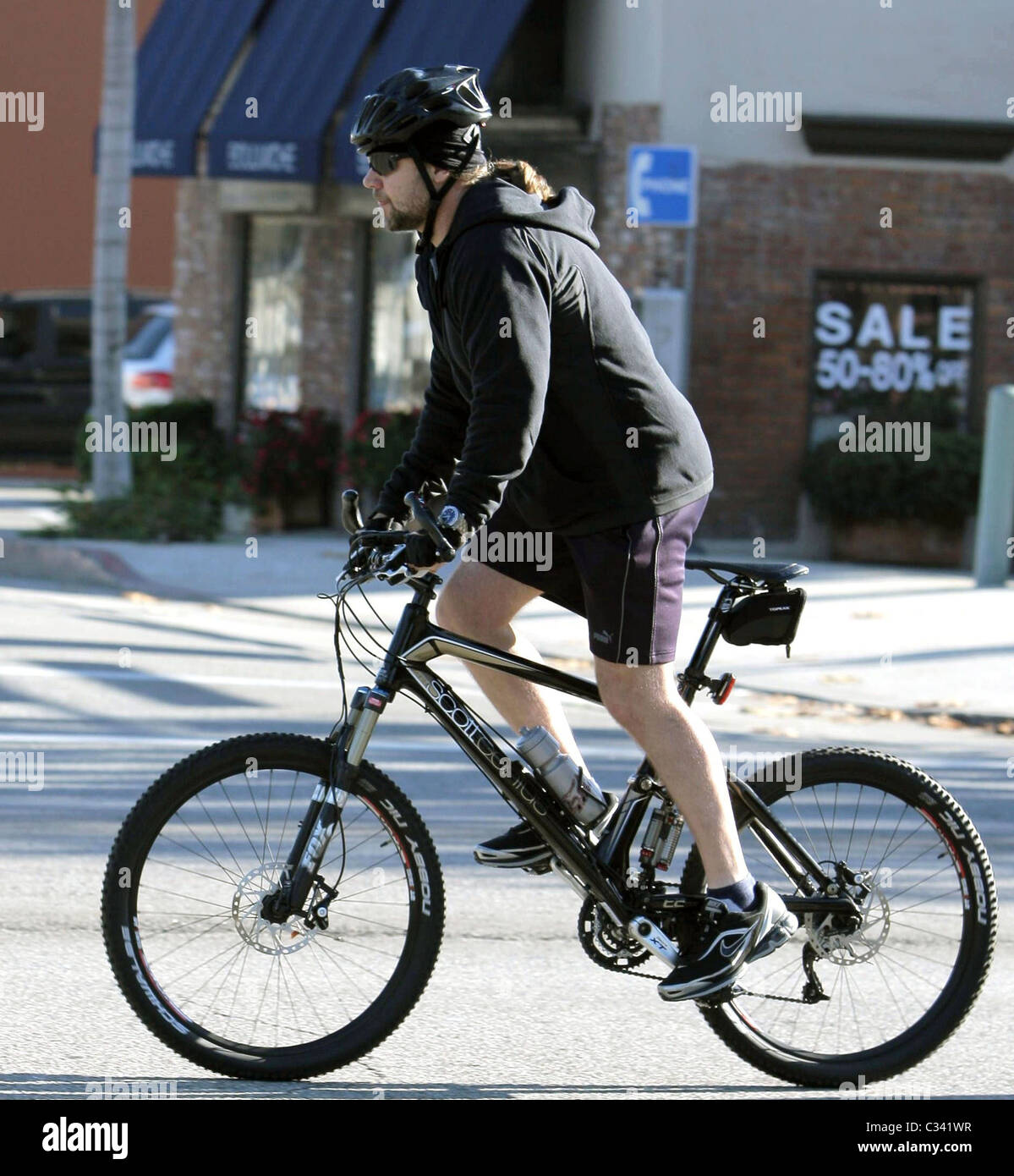 Russell Crowe exercises like a pro while riding his bike around Beverly ...