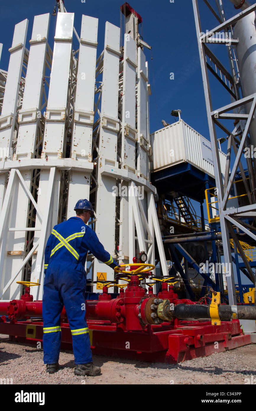 Extracting shale oil hi-res stock photography and images - Alamy