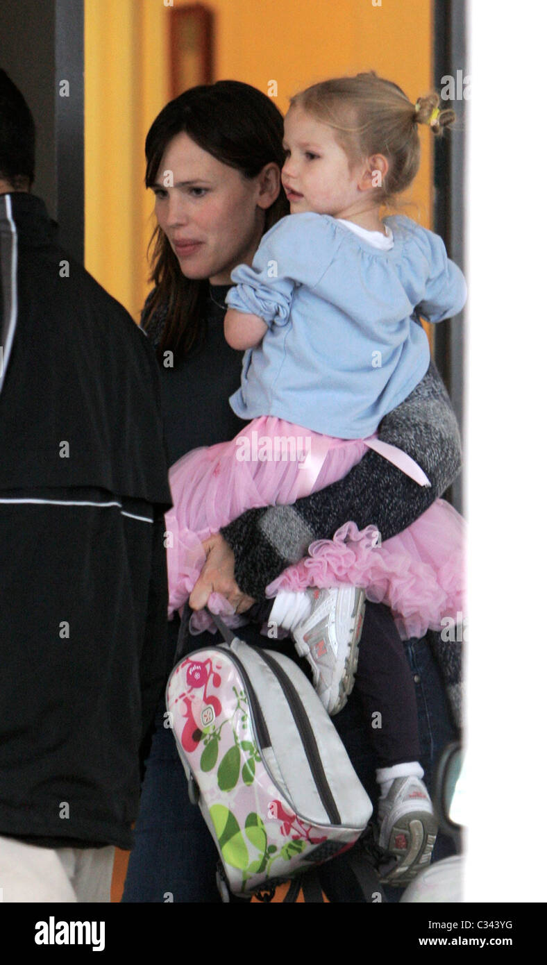 Jennifer Garner picks up her daughter, Violet Affleck, from school in ...