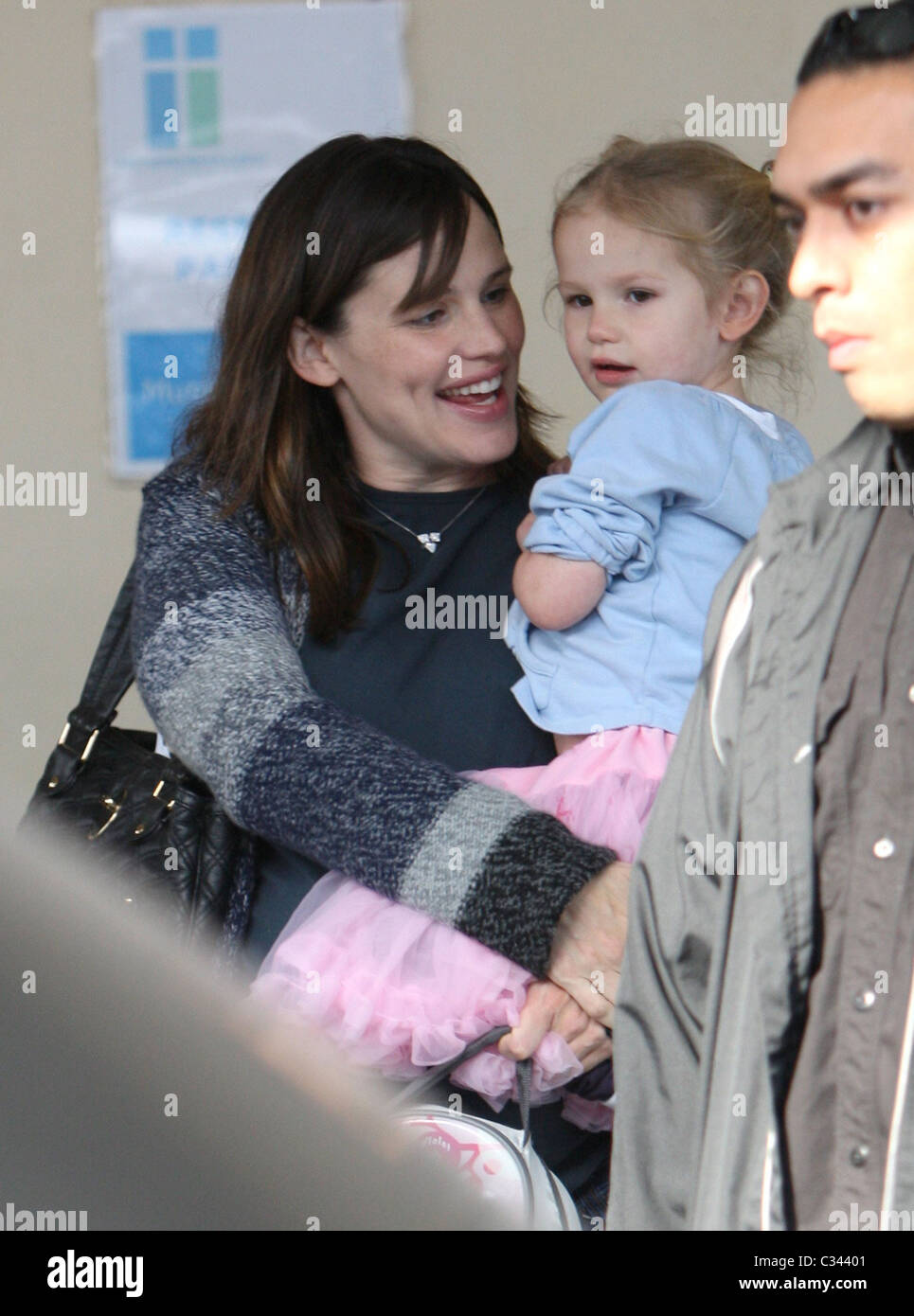 Jennifer Garner picks up her daughter, Violet Affleck, from school in ...