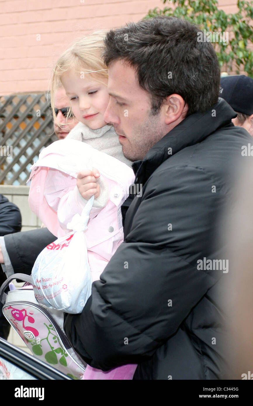 Ben Affleck picks up his daughter, Violet Affleck, from school in Santa ...