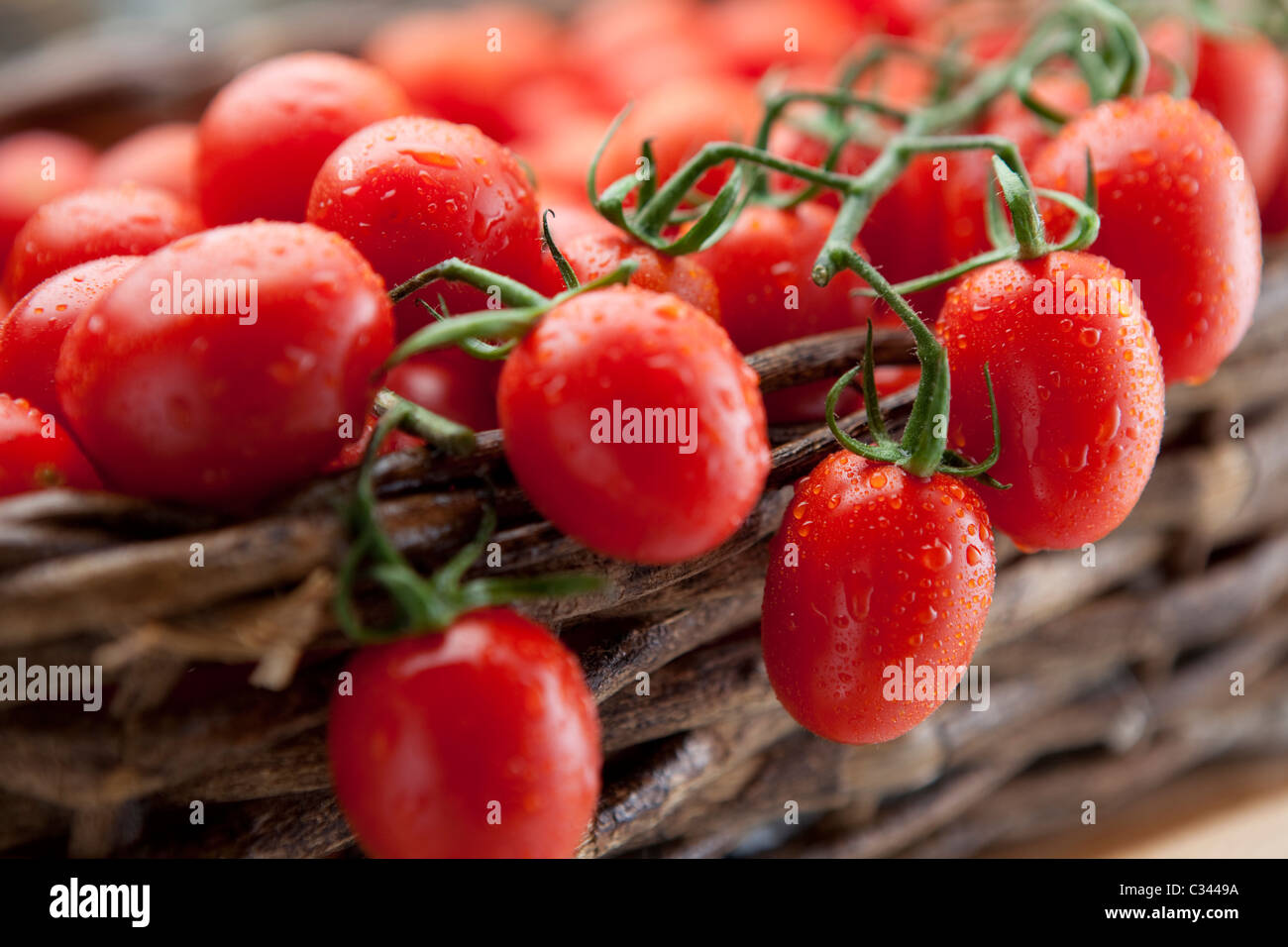 Vine tomatoes hi-res stock photography and images - Alamy